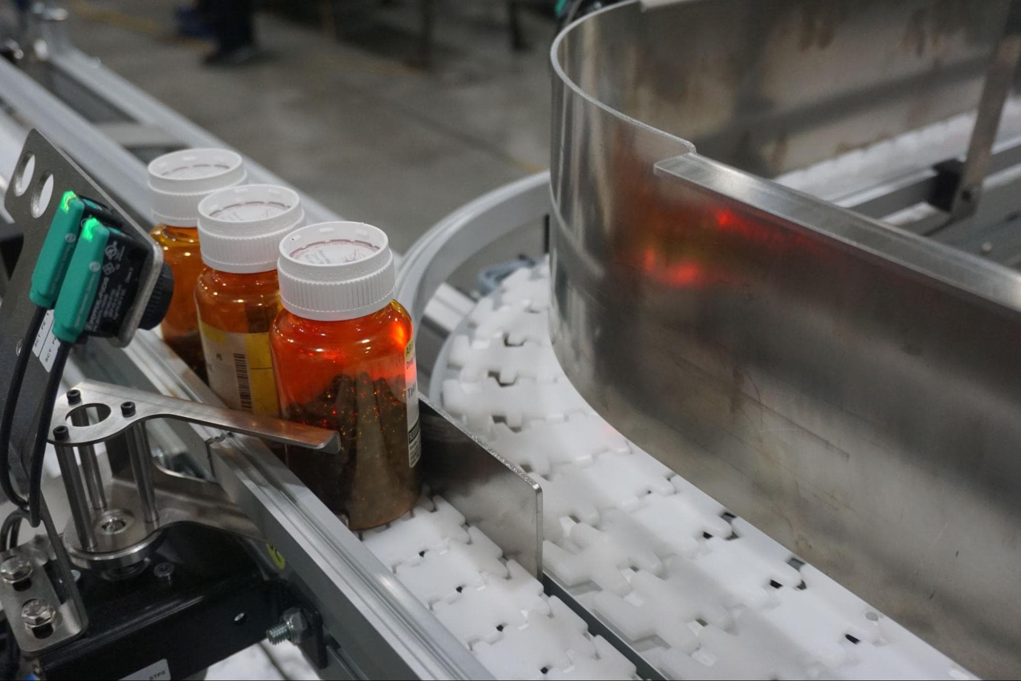 flexmove-conveyor-with-prescription-bottles-pharmaceutical-supply-chain ... flexmove-conveyor-with-prescription-bottles-pharmaceutical-supply-chain ...